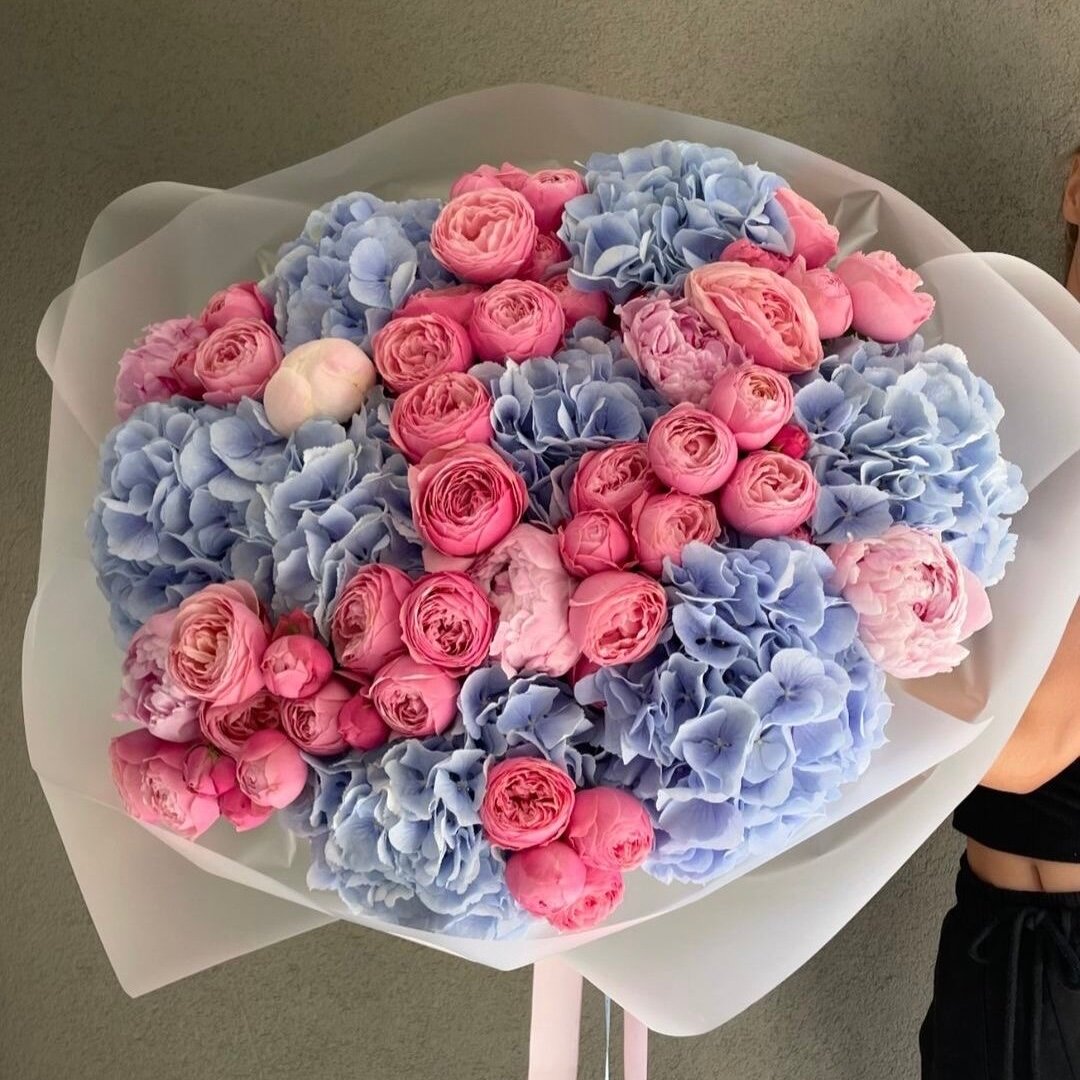 Букет из голубых гортензий, розовых пионов и кустовых роз, красивый букет цветов, шикарный, премиум цветы, премиум букет