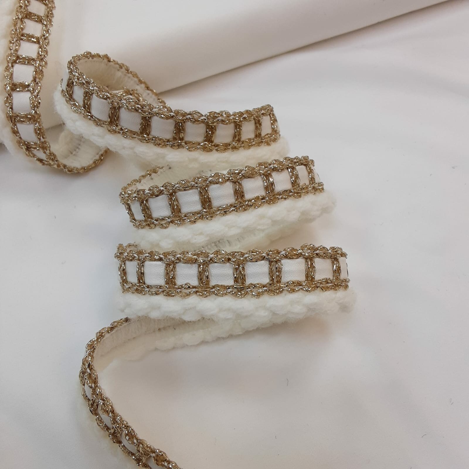 Декоративная тесьма, сливочный белый, золотой люрекс , ширина-2см*3м,