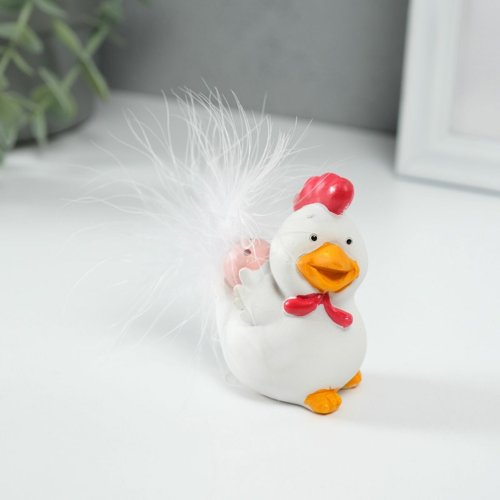 Фигурка полистоун "Петушок белый с розовым яйцом" 5х4х6,5 см