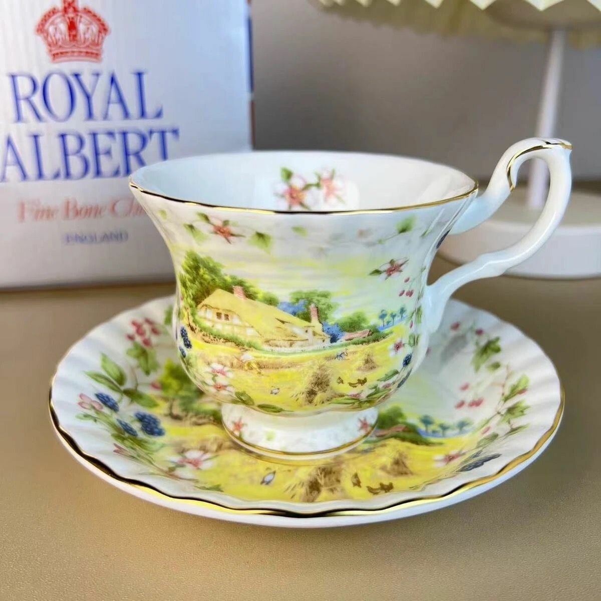 Чайная пара Royal Albert. Серия "Цветок месяца". Англия.