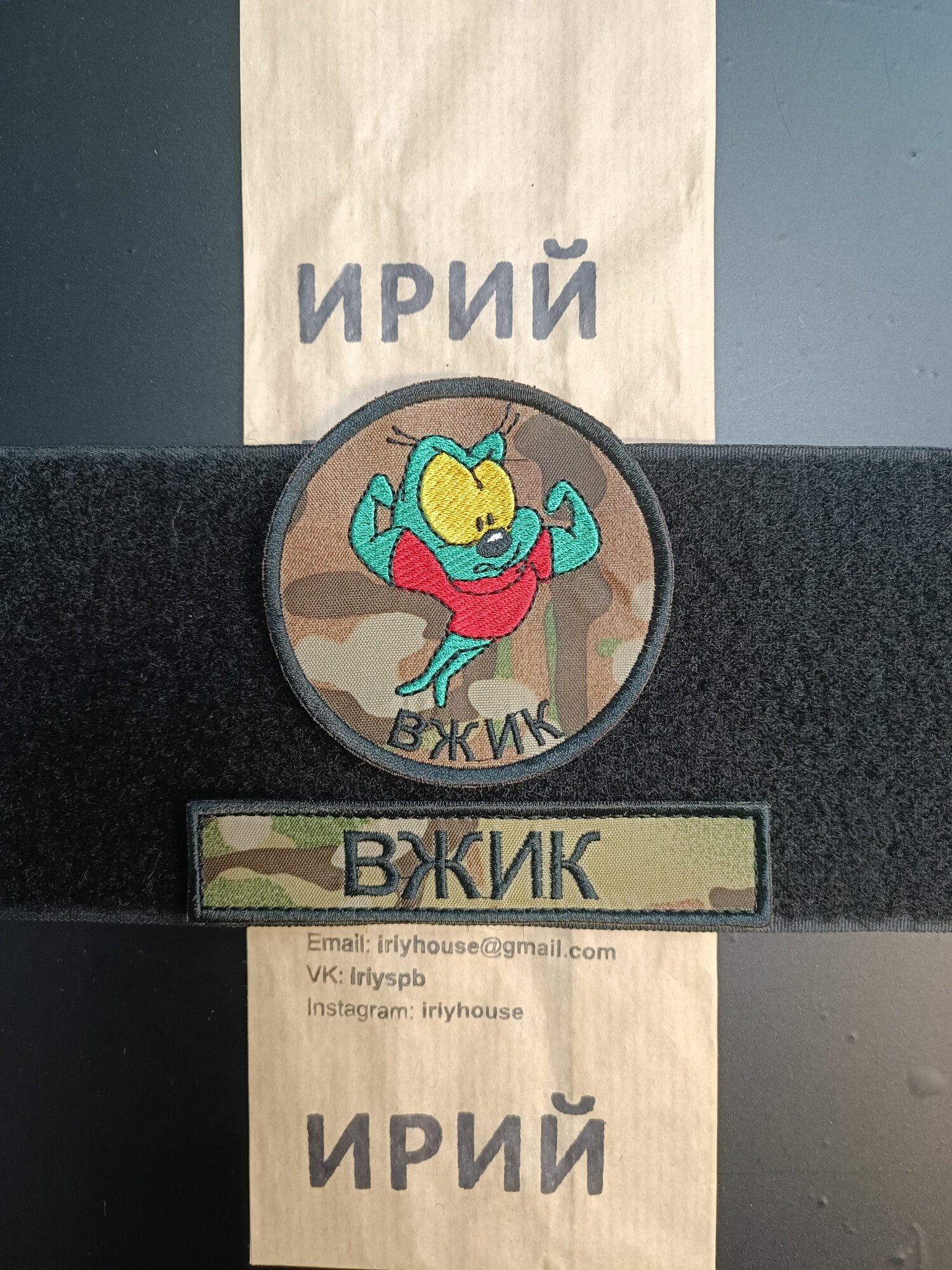 Шеврон на липучке вжик цвет фона мультикам. комплект из 2 штук. размер 85 мм и 120*25 мм