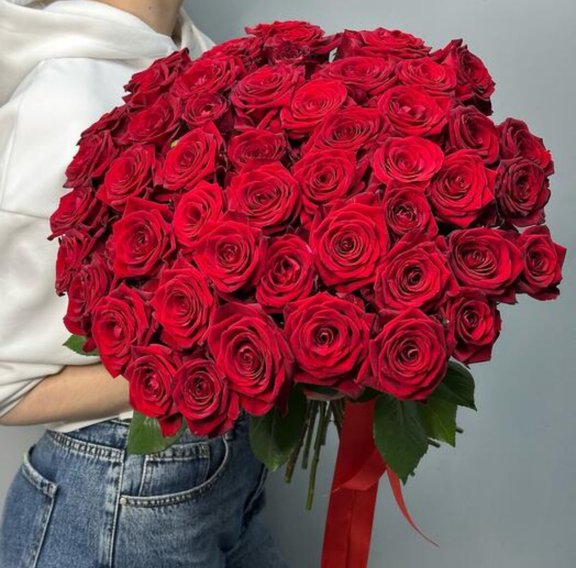 Живые цветы букет из красных роз 71 шт,50, Букет из красных роз под ленту сорт Ред Наоми
