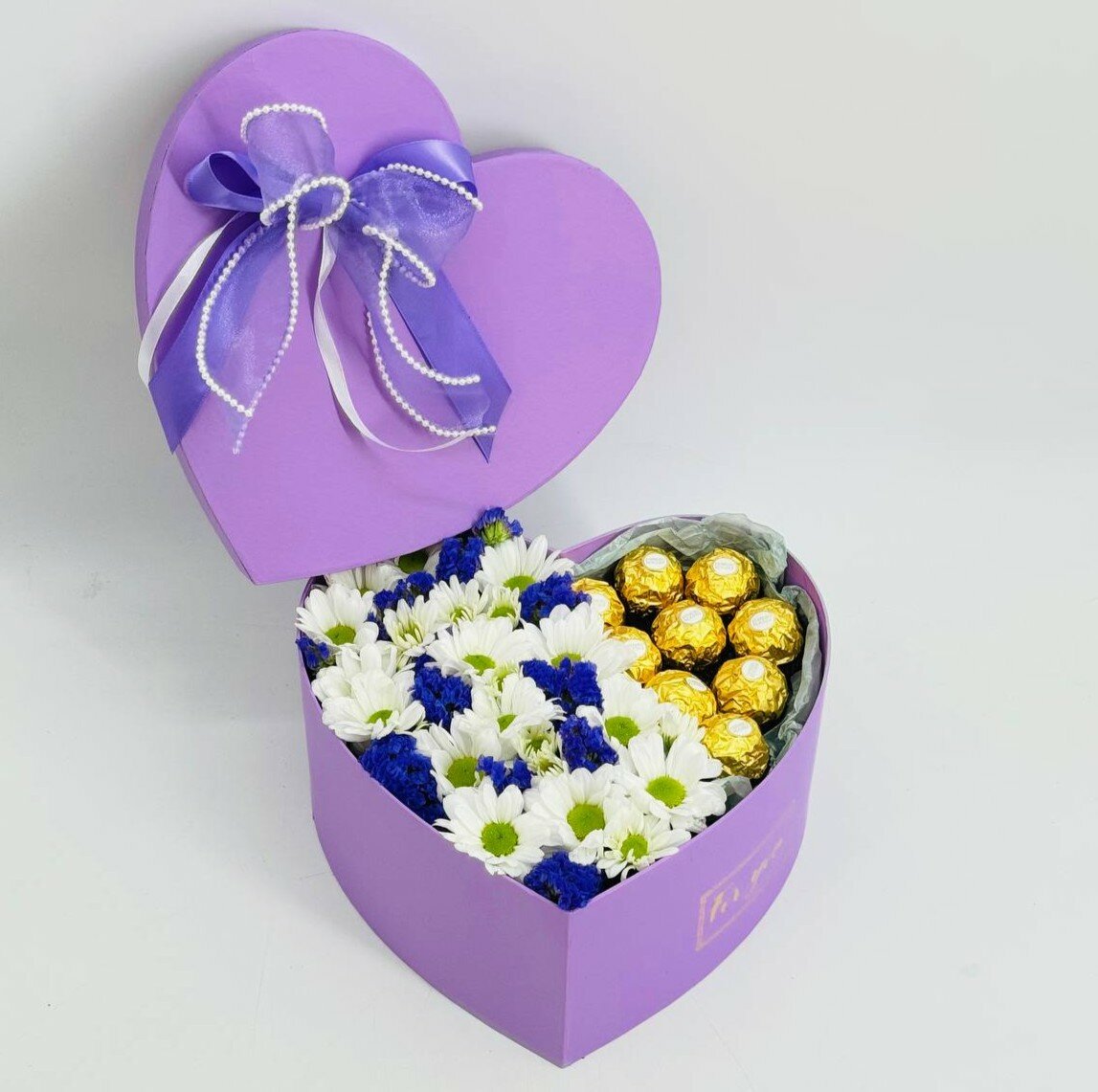 Подарочное сердце с цветами белыми хризантемами, статицей и конфетами Ферреро Роше