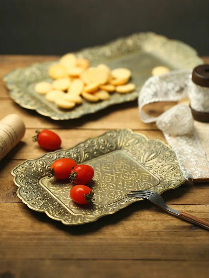 Маленький прямоугольный поднос из металла