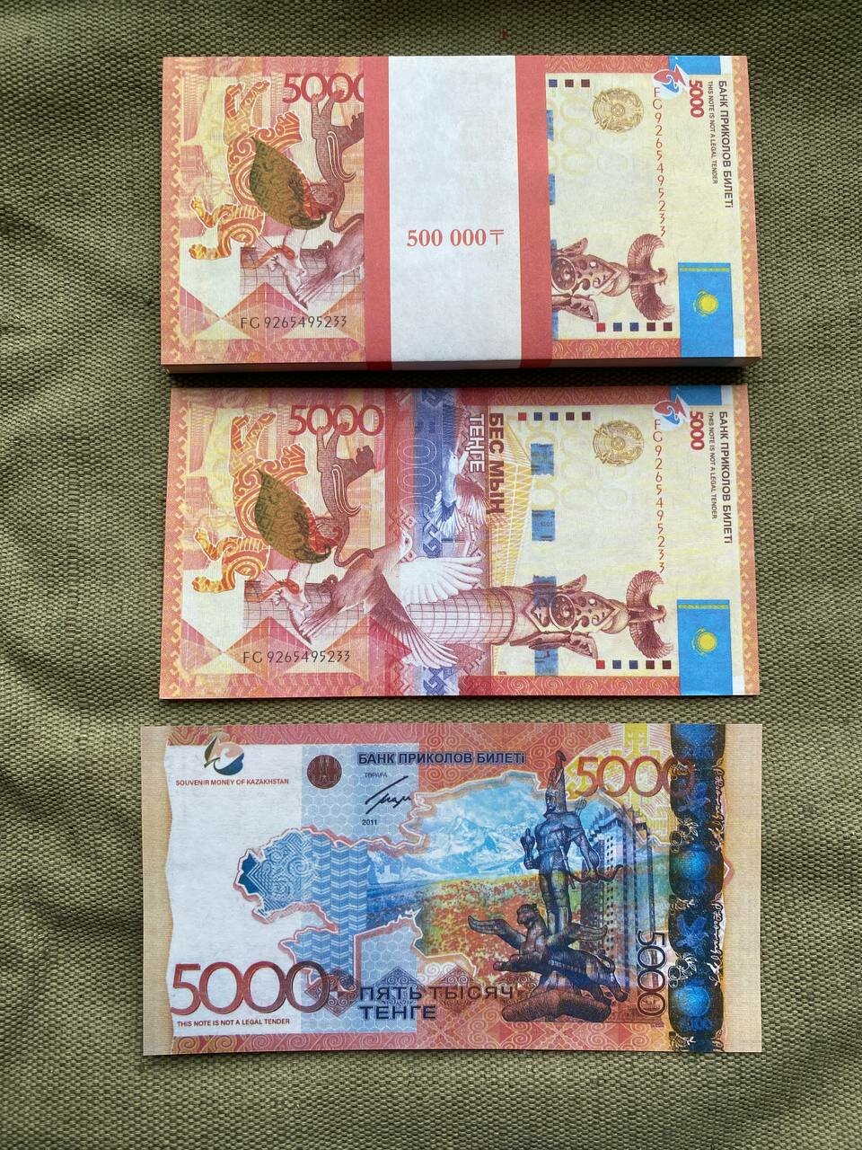 Пачка сувенирных денег 5000 тенге (Казахстан), 80 купюр (билеты банка приколов, бутафорские пачки)