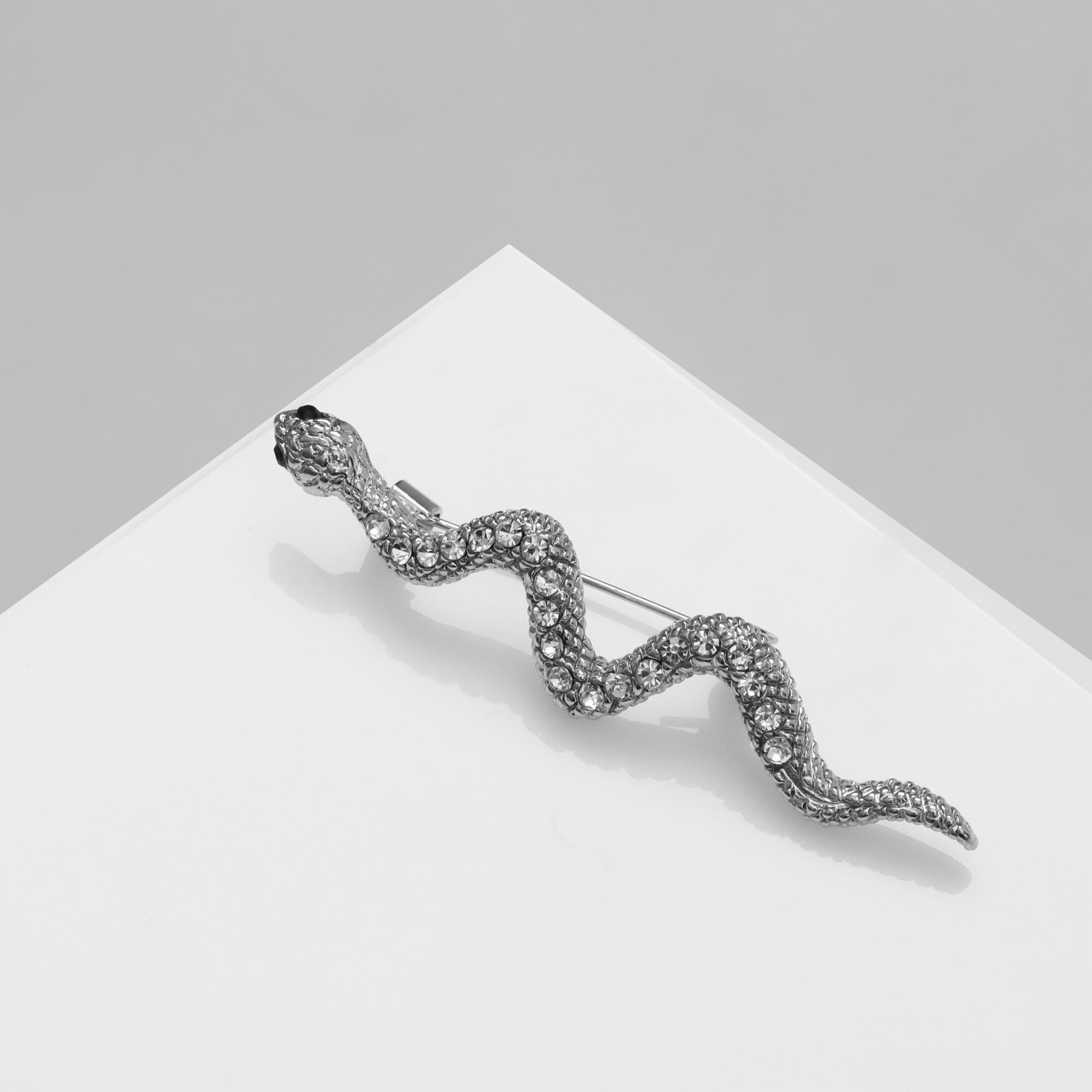 Брошь, стразы