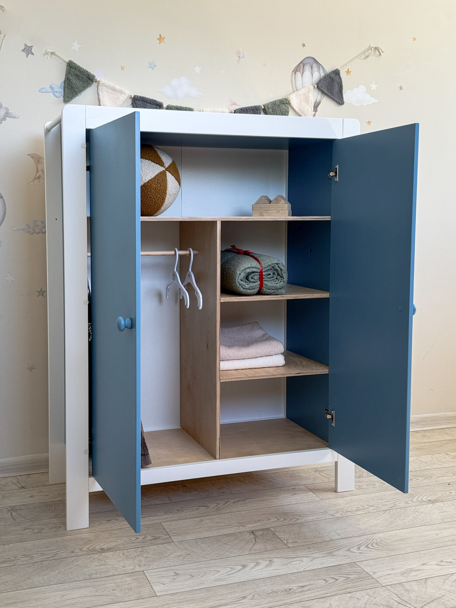 Шкаф детский в комнату для одежды, вещей и игрушек с полками