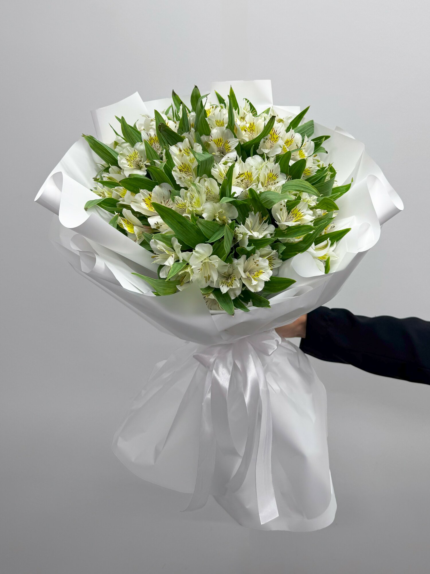 Букет живых цветов, белая альстромерия 15 шт 50 см. в упаковке, флау стор