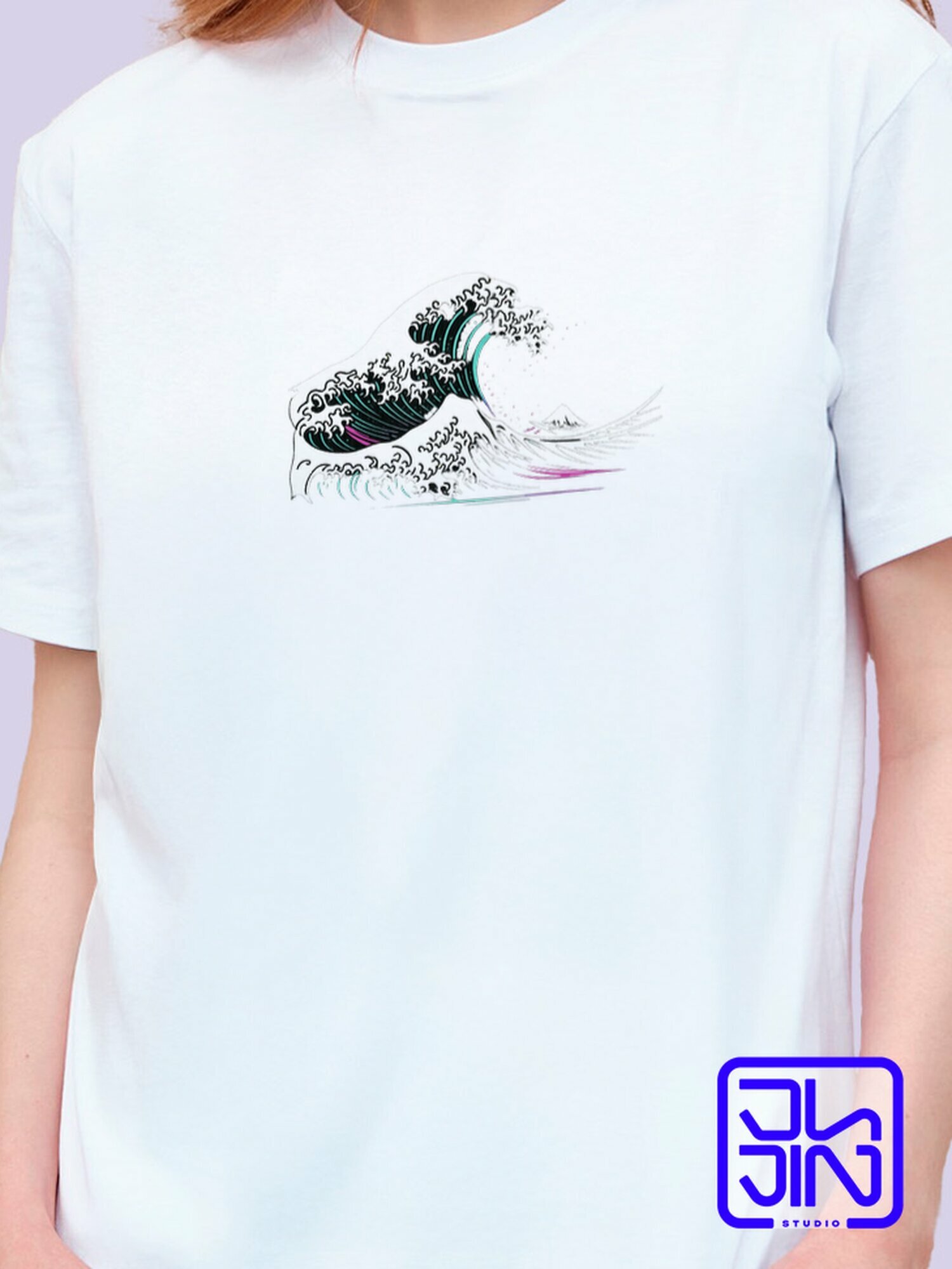 Футболка классическая женская с авторским принтом Черно-белая минималистичная волна океана в графитовых тонах природы, белый хлопковый трикотаж с прикольным рисунком на груди