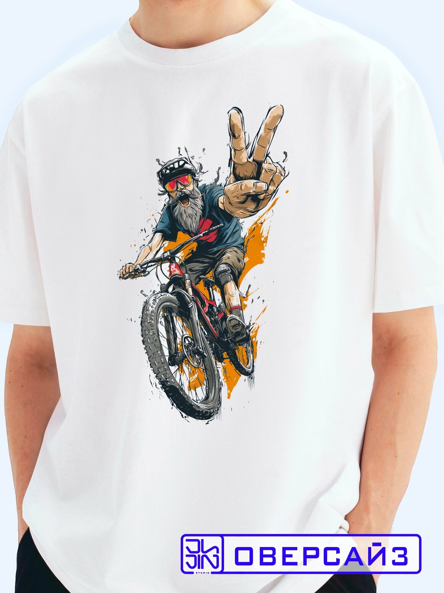 Футболка оверсайз мужская с принтом Крутой черно-красный велосипедист в оранжевых уличных красках экстрима, белый хлопковый трикотаж с прикольным рисунком на груди