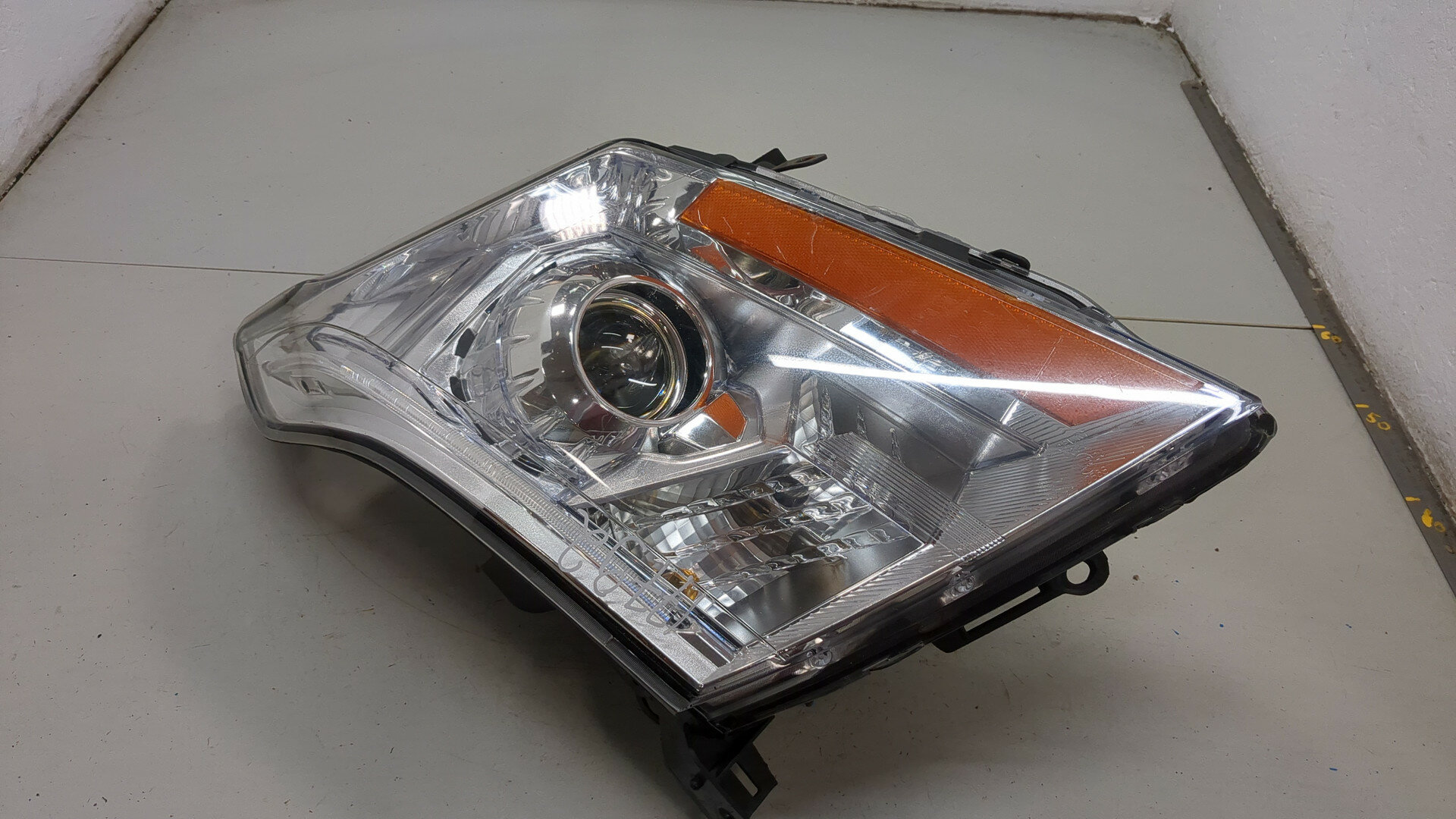 Фара (передняя) правая Cadillac SRX Б/У