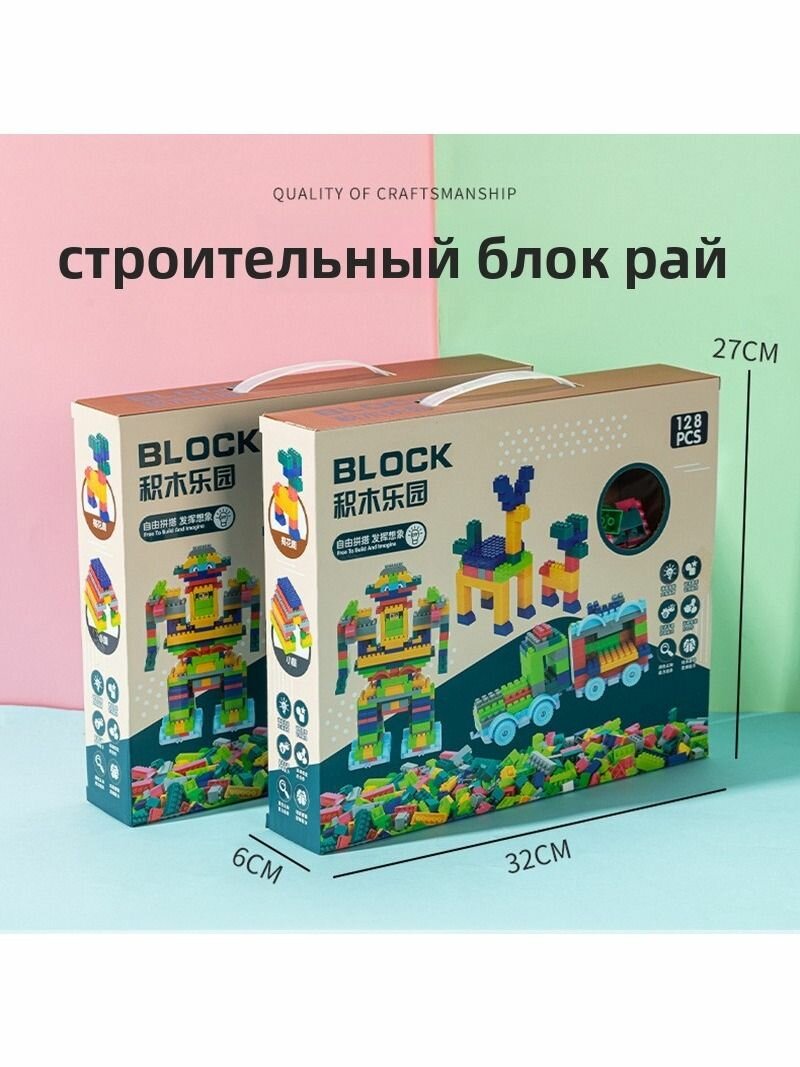 Детские игрушки в коробке.