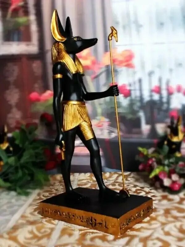 Статуэтка древнеегипетского бога Анубиса из подземного мира