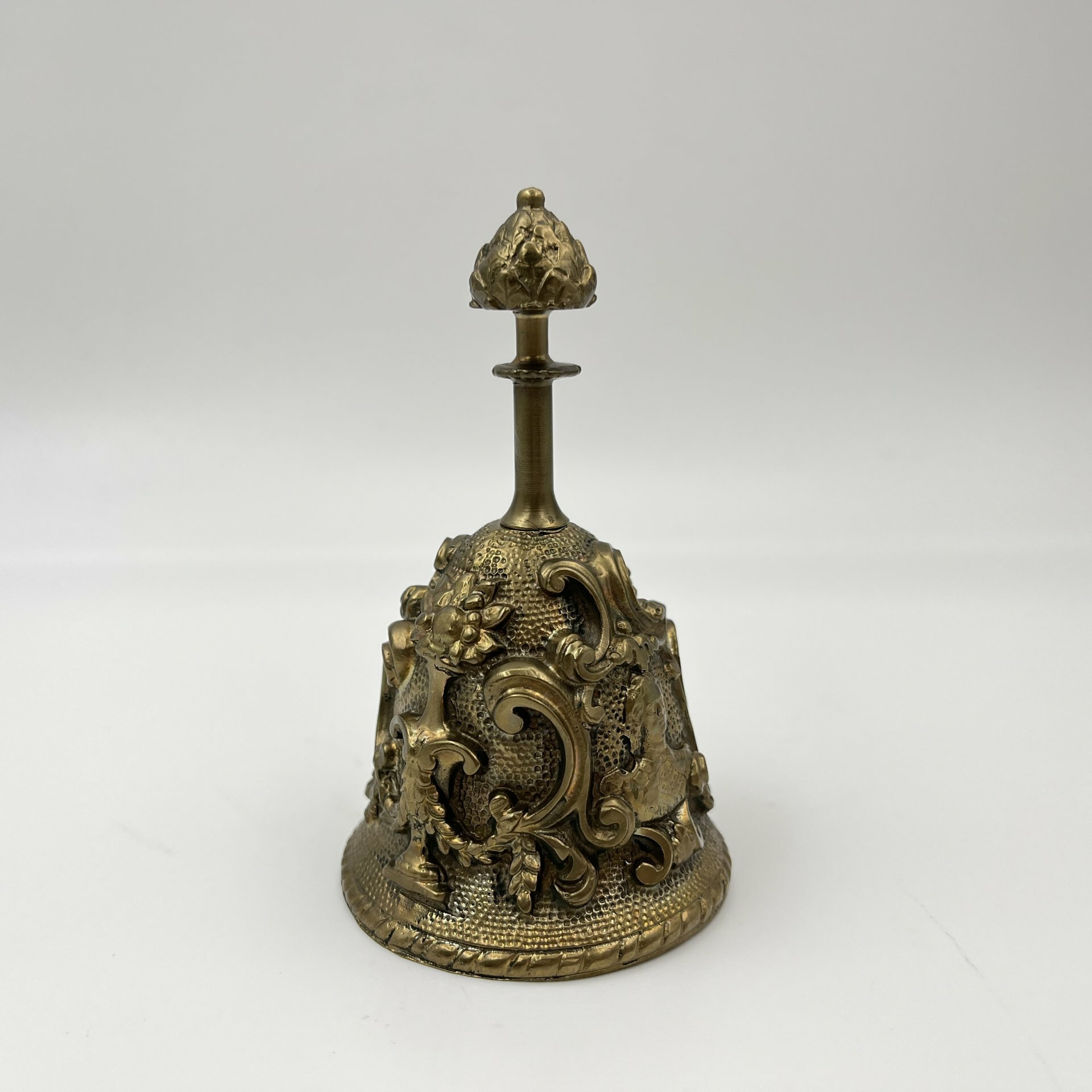 Колокольчик с изображением герба Санкт-Петербурга и портрета Петра I, бронза