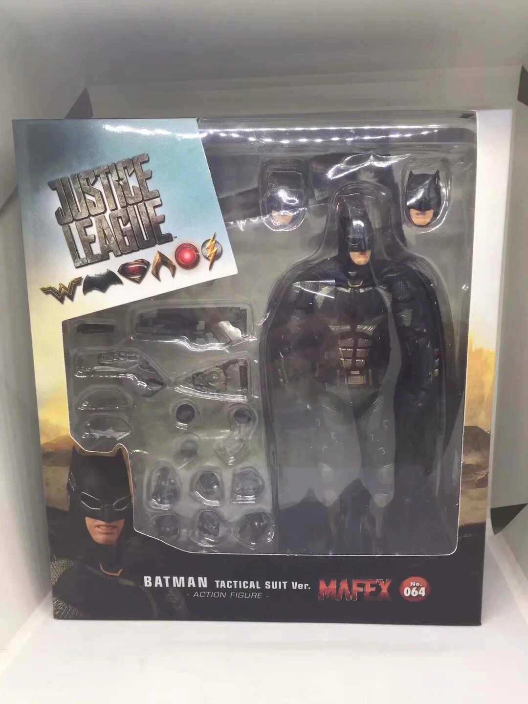 Отечественная модель DC Лига Справедливости MAF 064 Тактический костюм Бэтмена Ver. подвижная фигура