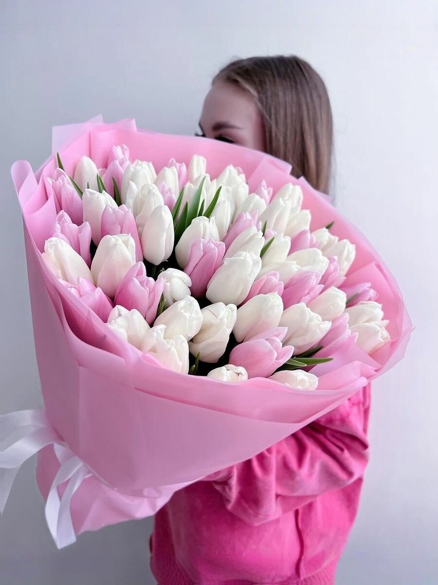 Нежный букет из 51 белого и розового тюльпана