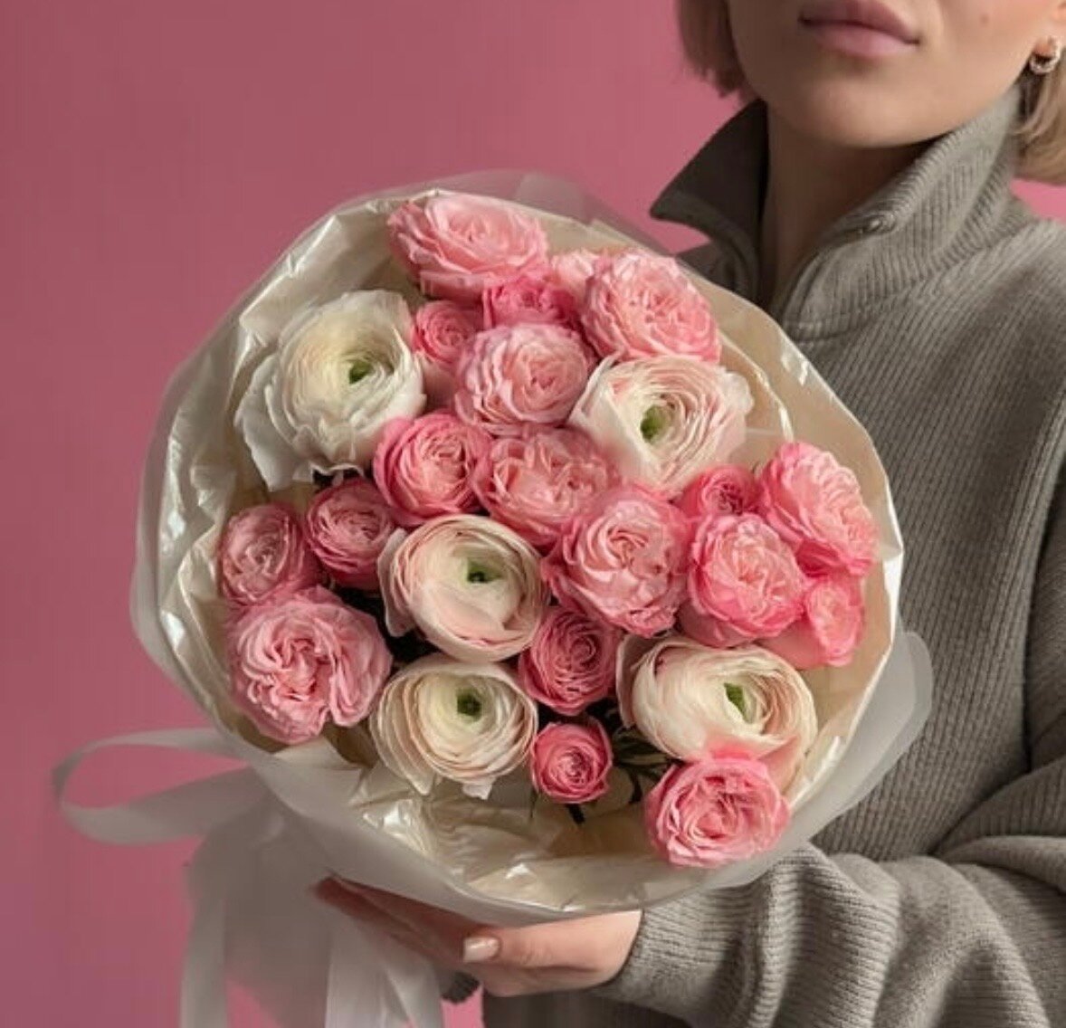 Букет бежевые ранункулюсы и кустовые пионовидные розы Бомбастик