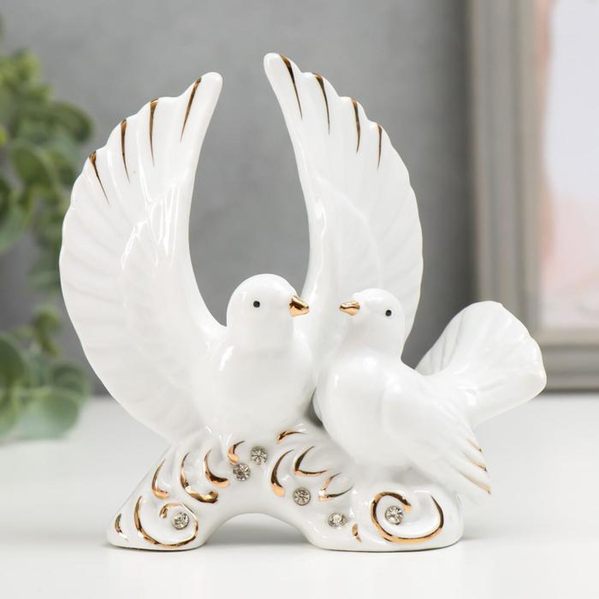 Фигурка керамика под фарфор «Белые голуби», стразы, 11.7×6×12.3 см