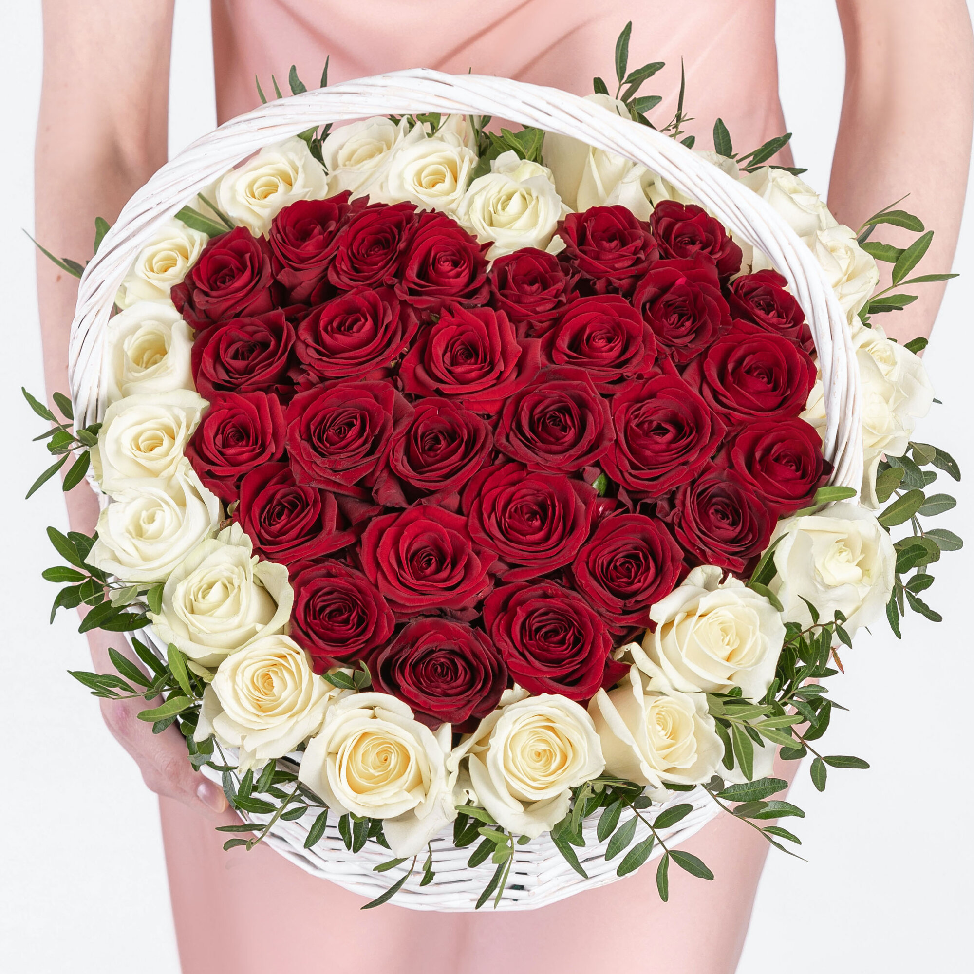 Букет Мегацвет24 "Аваланж и Ред Наоми", 51 белая и красная роза, сердце в корзине