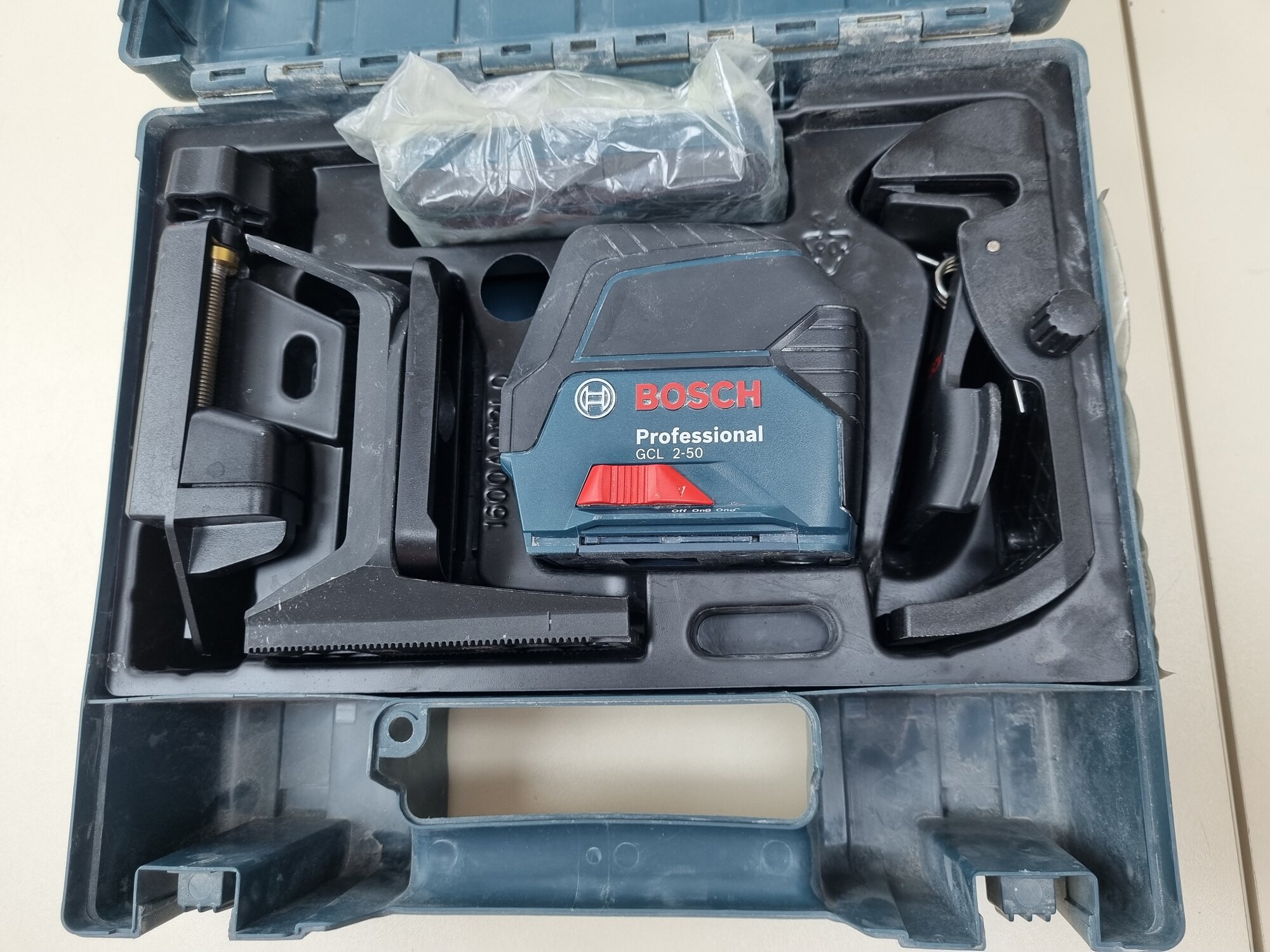 Нивелир лазерн. Bosch GCL 2-50+LR6+RM1+BM3 2кл. лаз. 650нм цв. луч. красный 2луч. (0601066F01) Б/У уценка