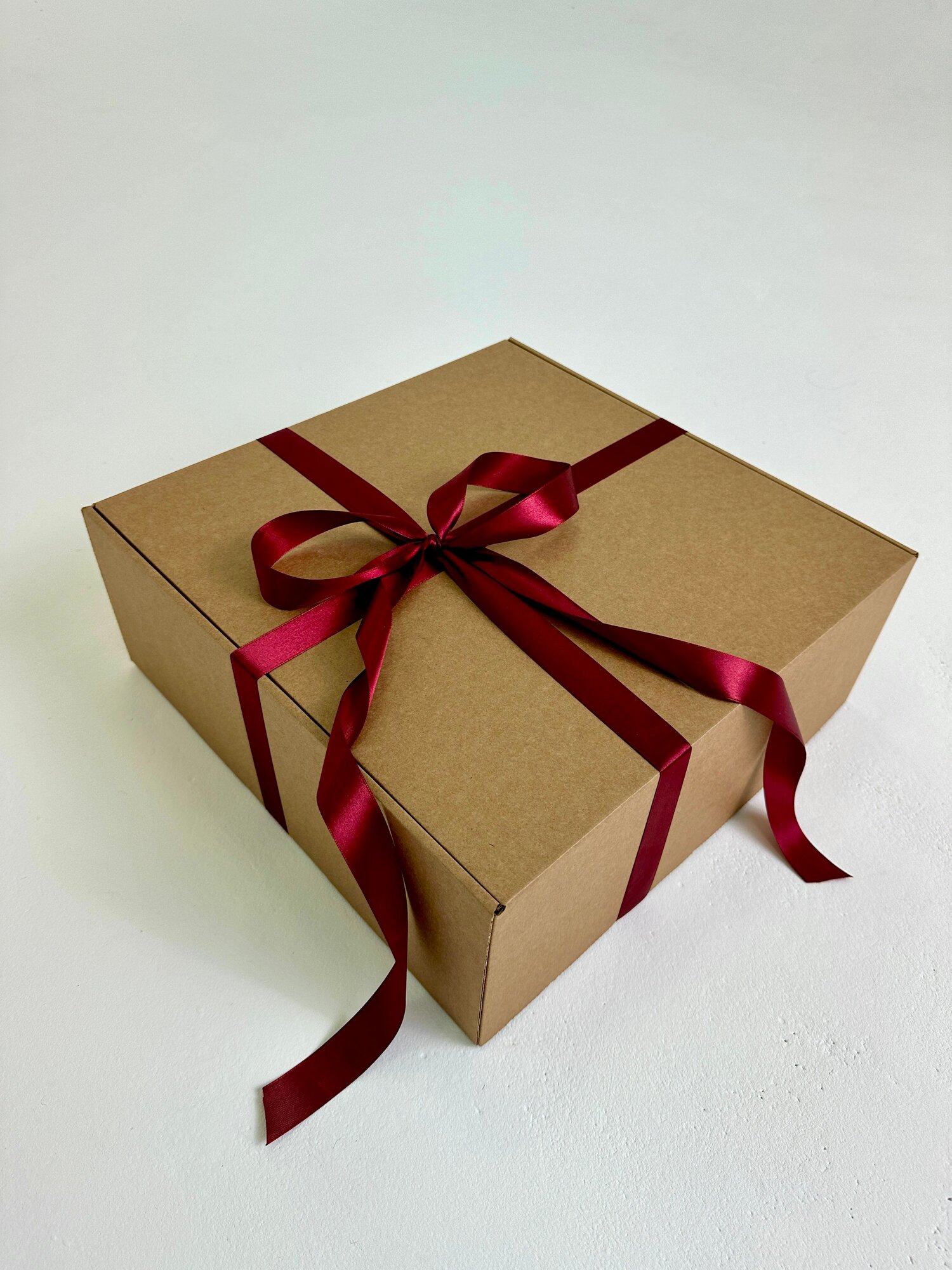 3 штуки - Большая подарочная коробка GILEV 37x37x14 см с бордовой лентой и наполнителем крафт