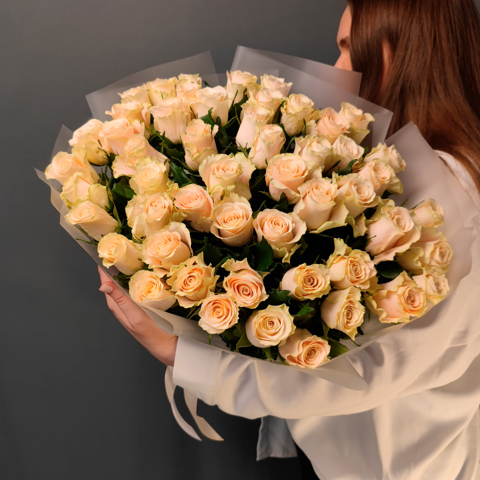 Цветы / Монобукет "Шармант", светлые розы, 51 штук, длина 50 см, упаковка светлая