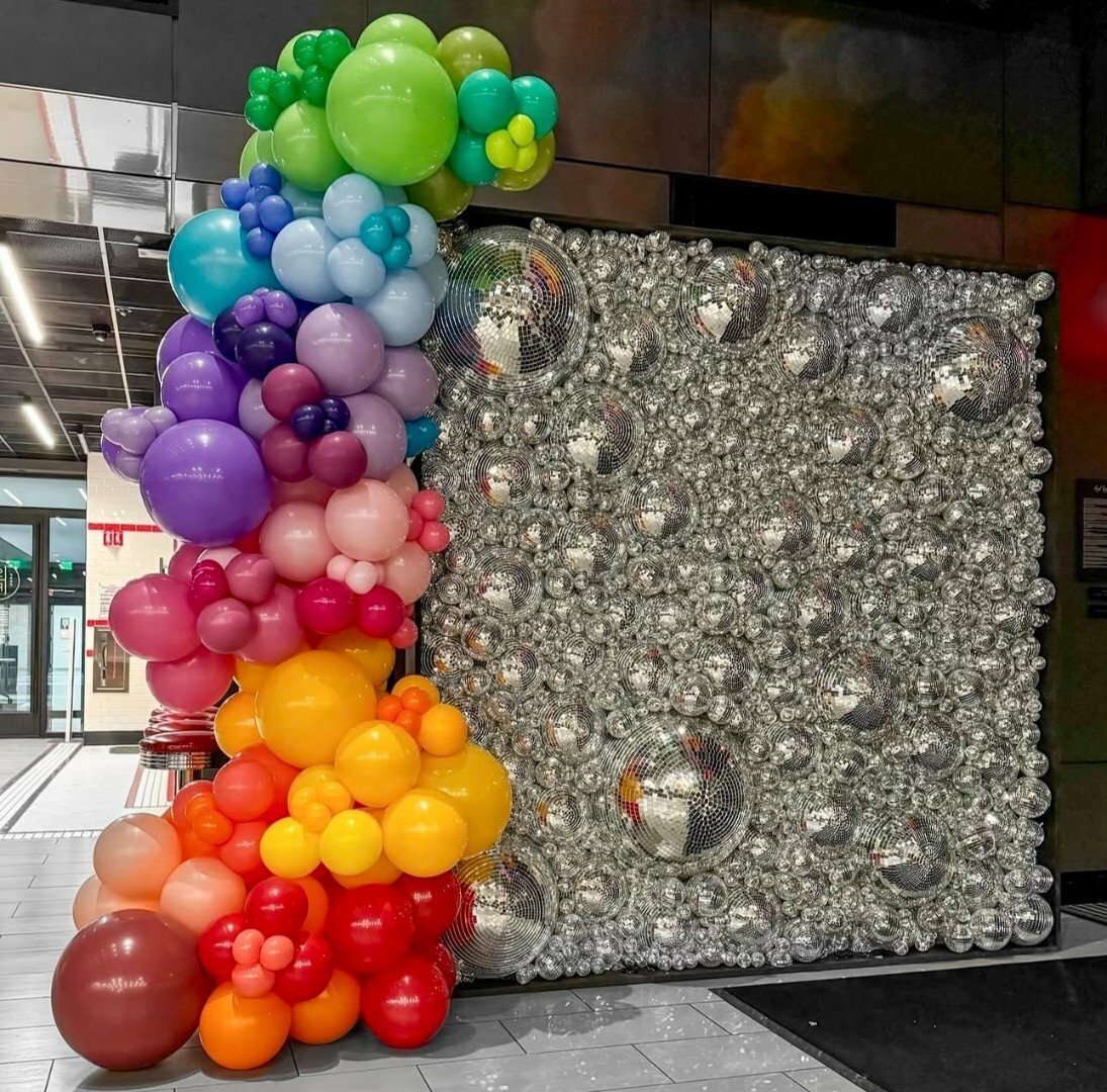 Фотозона из шаров "Радуга" с большим серебряным баннером