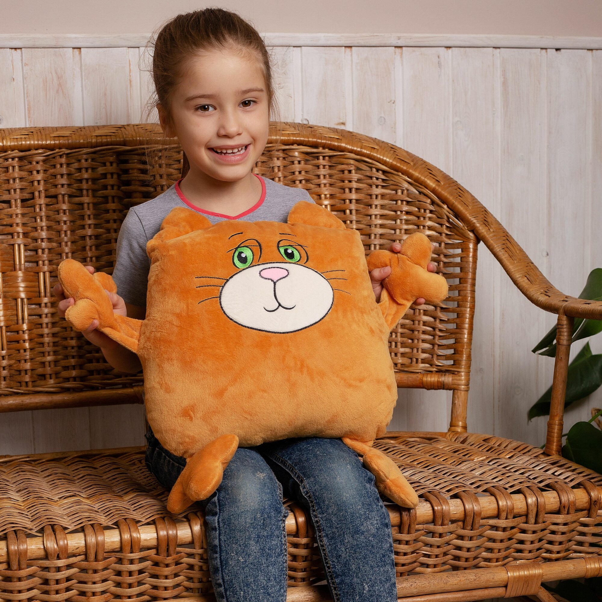 Плюшевая декоративная подушка игрушка Котик с лапками 35см, ГрандСтиль