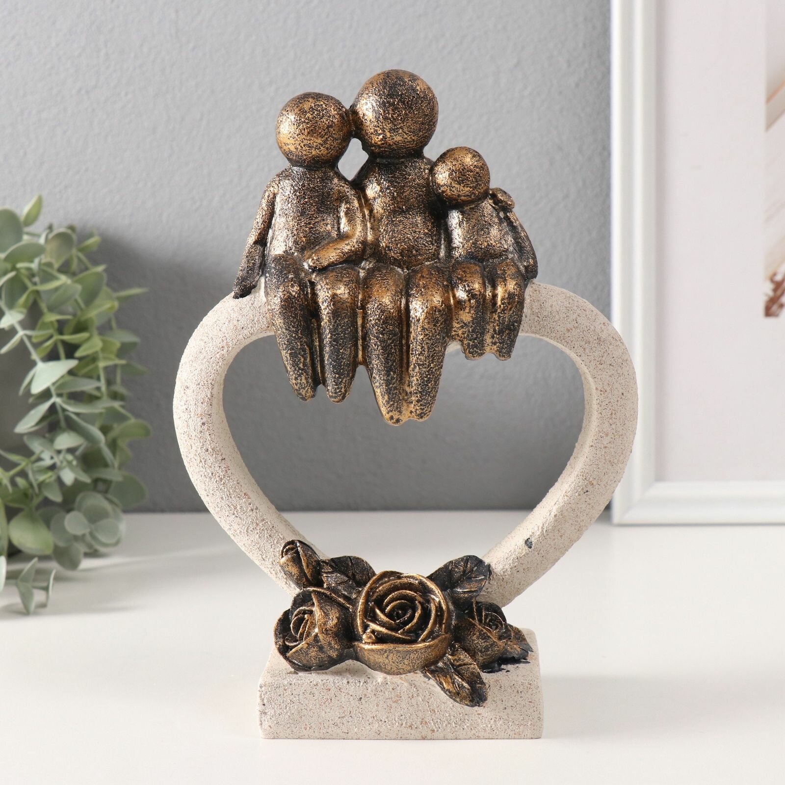 Фигурка полистоун Семья на каменном сердце с розами , под бронзу, 7.8 15.3 21 см