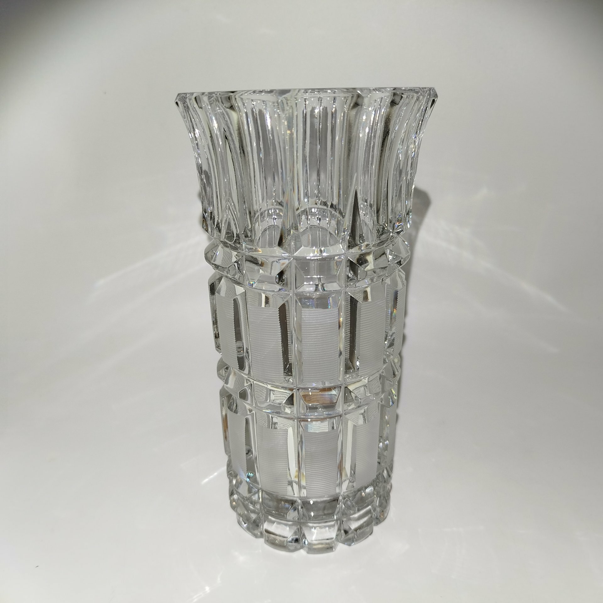 Ваза для цветов "Новоселье", автор А. М. Остроумов, хрусталь, алмазная грань