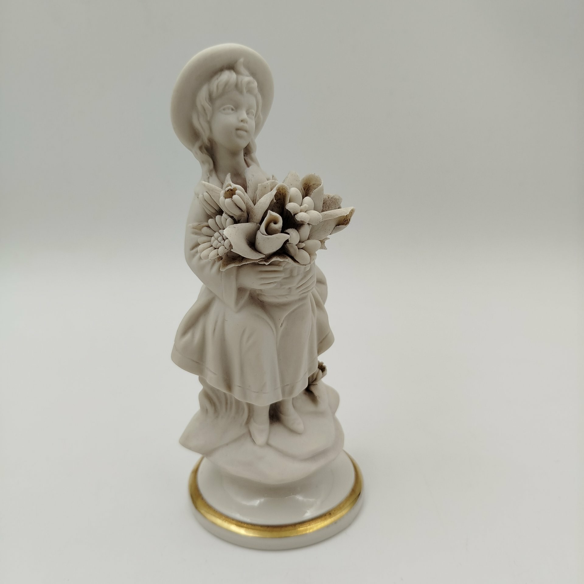 Статуэтка "Девочка с букетом цветов", Marcolin (Capodimonte), бисквит, золочение, Италия