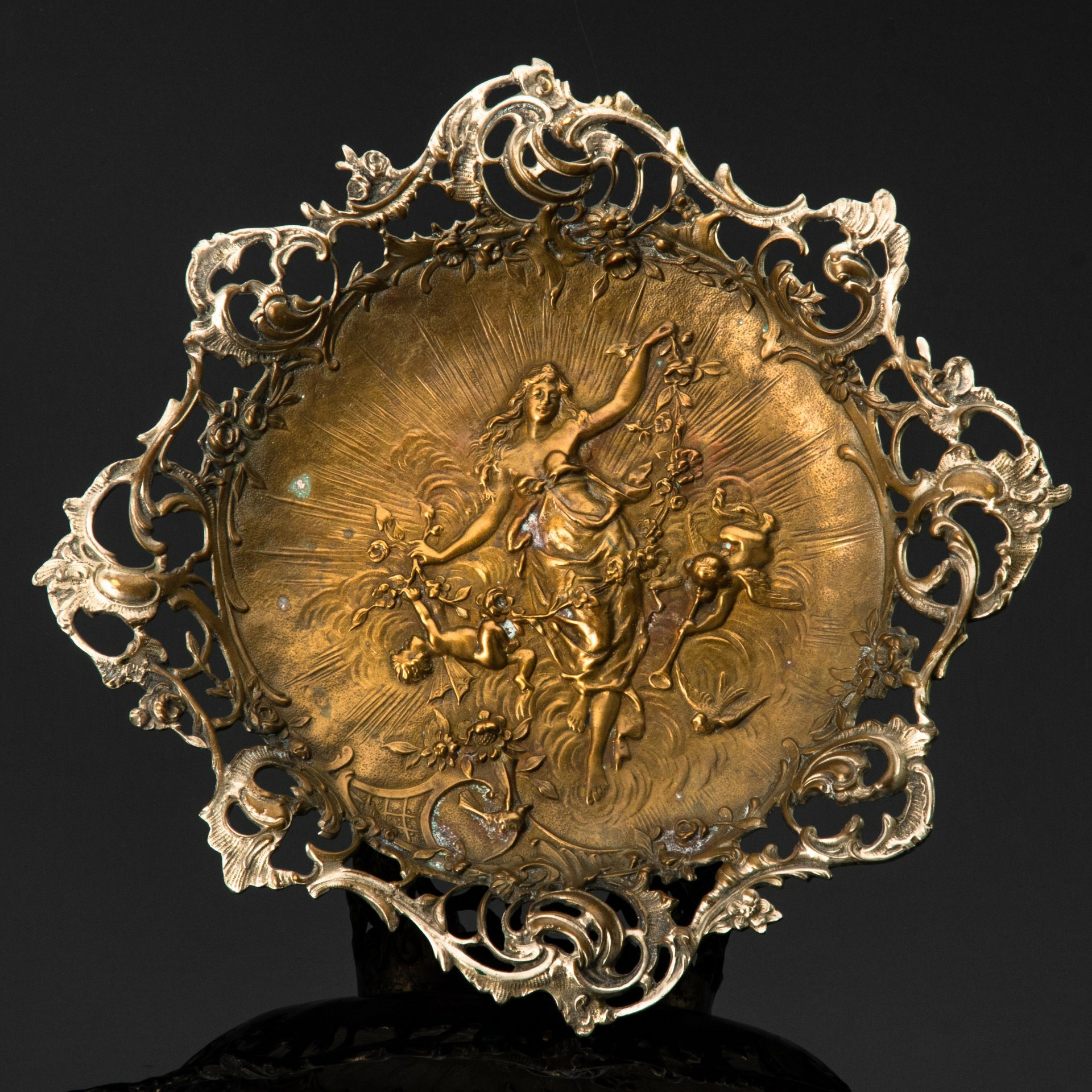 Фруктовница с прорезным бортом и рельефным изображением нимфы в окружении ангелов и цветочных гирлянд