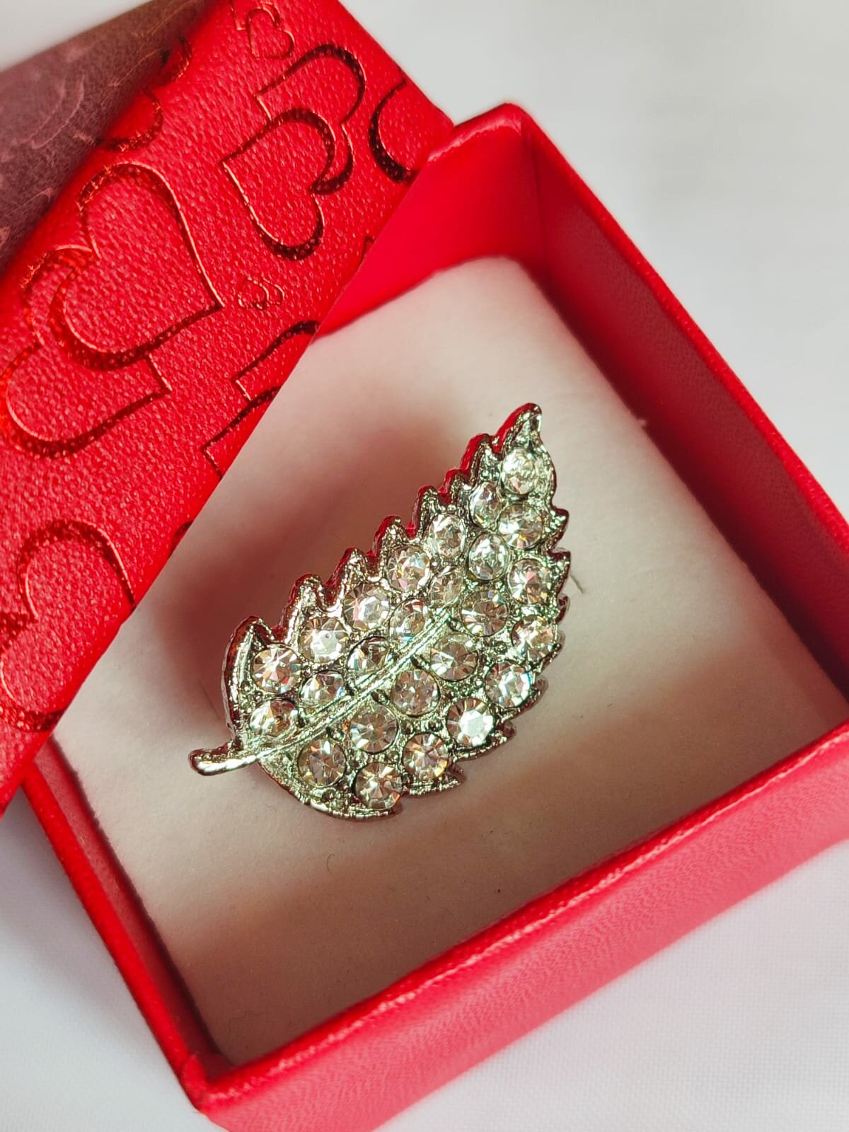 Брошь, стразы