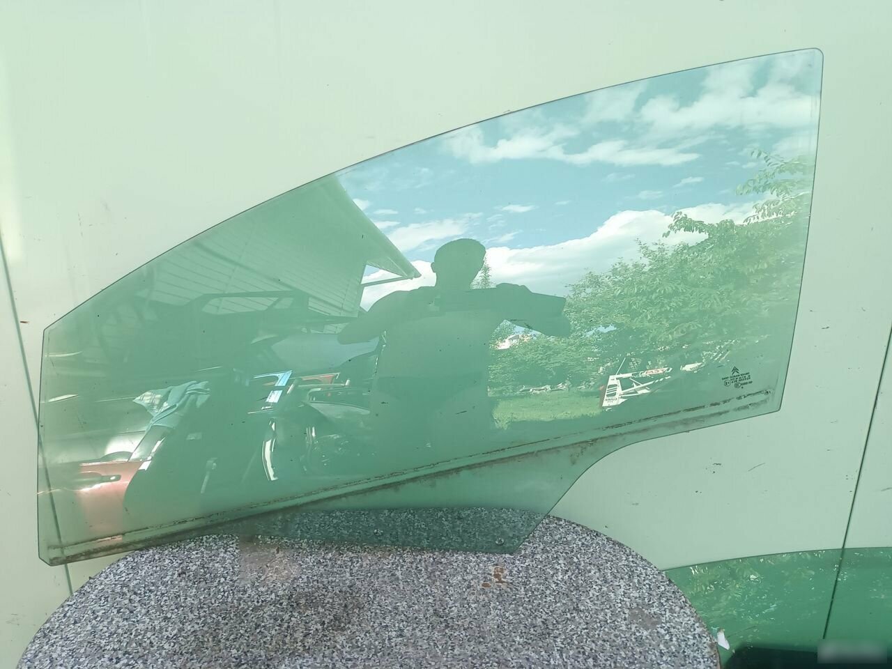 Стекло двери передней левой Ситроен Citroen-Peugeo 9201E9