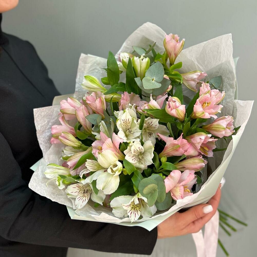 Букет из девяти веток белой и розовой альстромерии с эвкалиптом