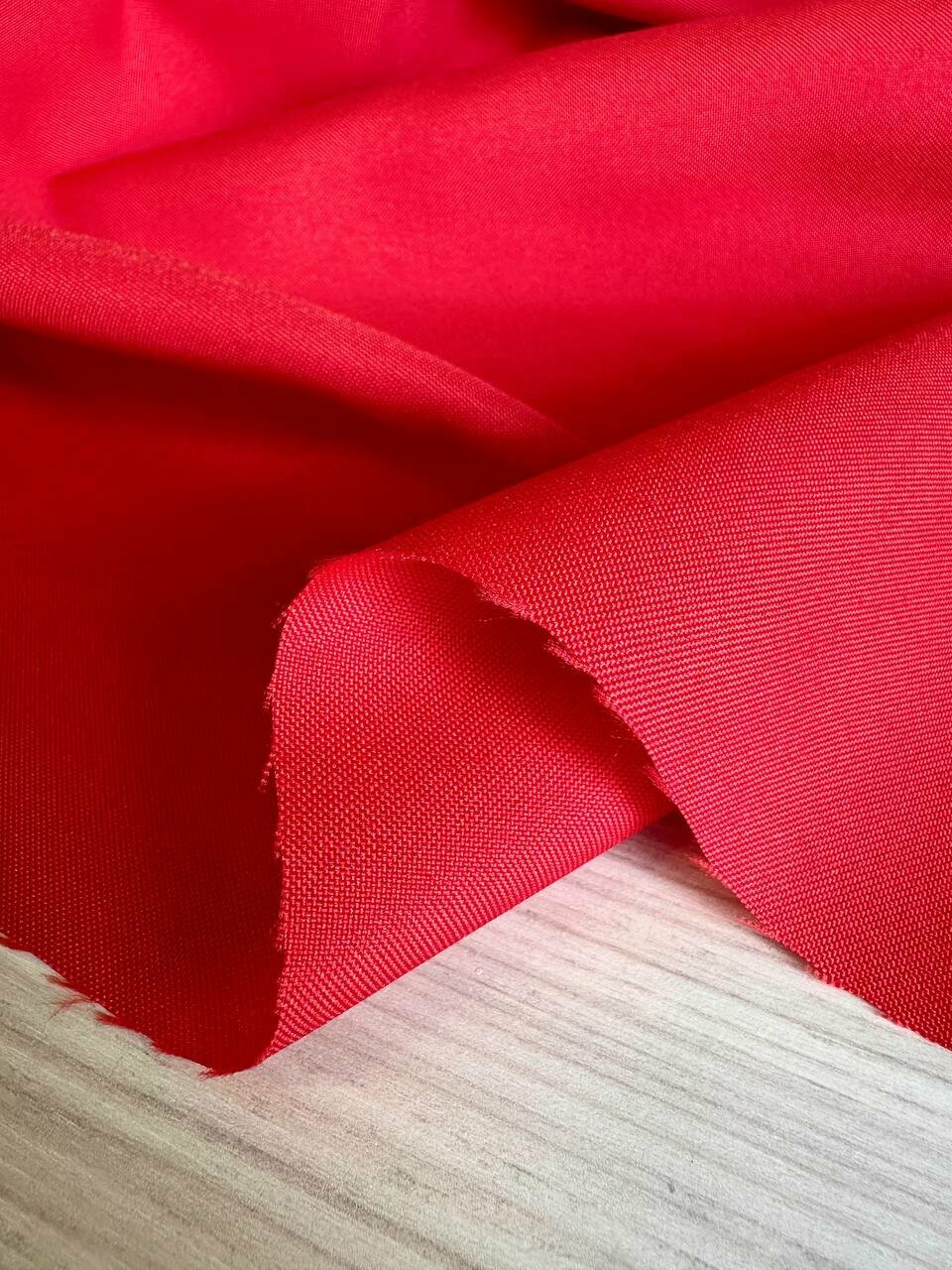 1м. Габардин ткань костюмная для шитья одежды, штор, юбок и рукоделия. Цвет красный. Плотность 150 гр/м2. Ширина 150 см