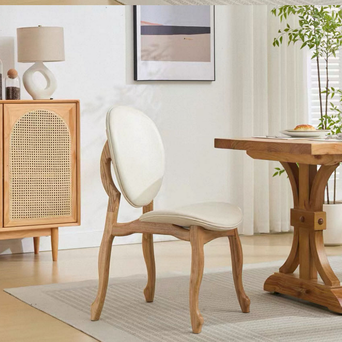 Интерьерный обеденный стул на деревянной основе Chambarelle (основа светлое дерево / бежевый)