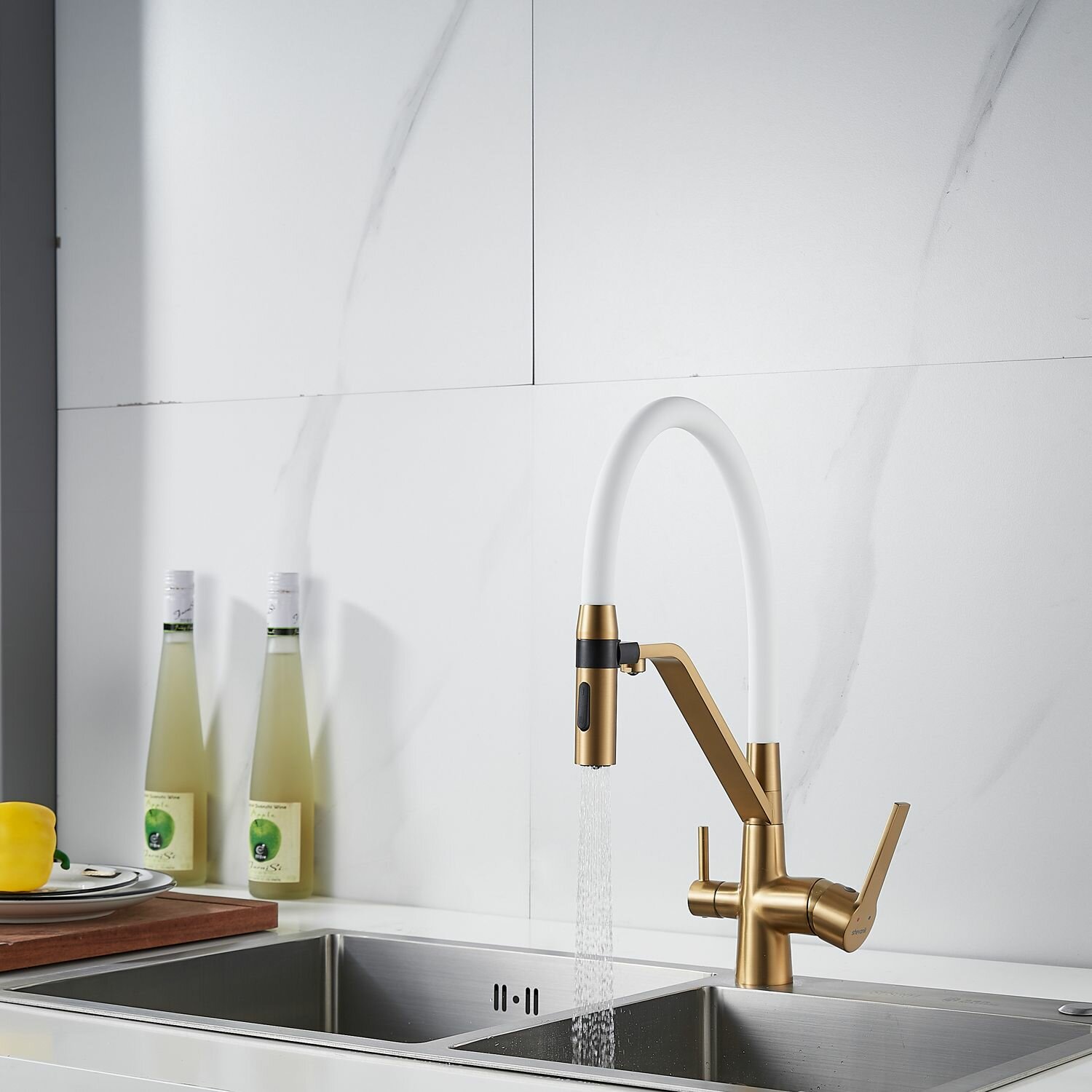 Смеситель для кухни Shevanik с гибким изливом, с выдвижным 2-х режимным аэратором, с возможностью установки фильтра питьевой воды, золотистый/белый