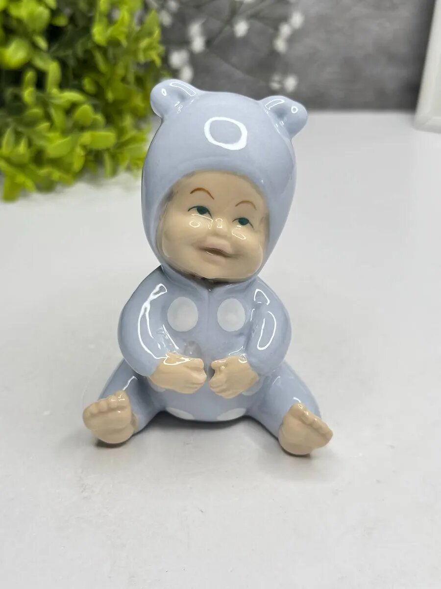Декоративная фарфоровая фигурка, малыш ангелочек в голубом комбинезоне