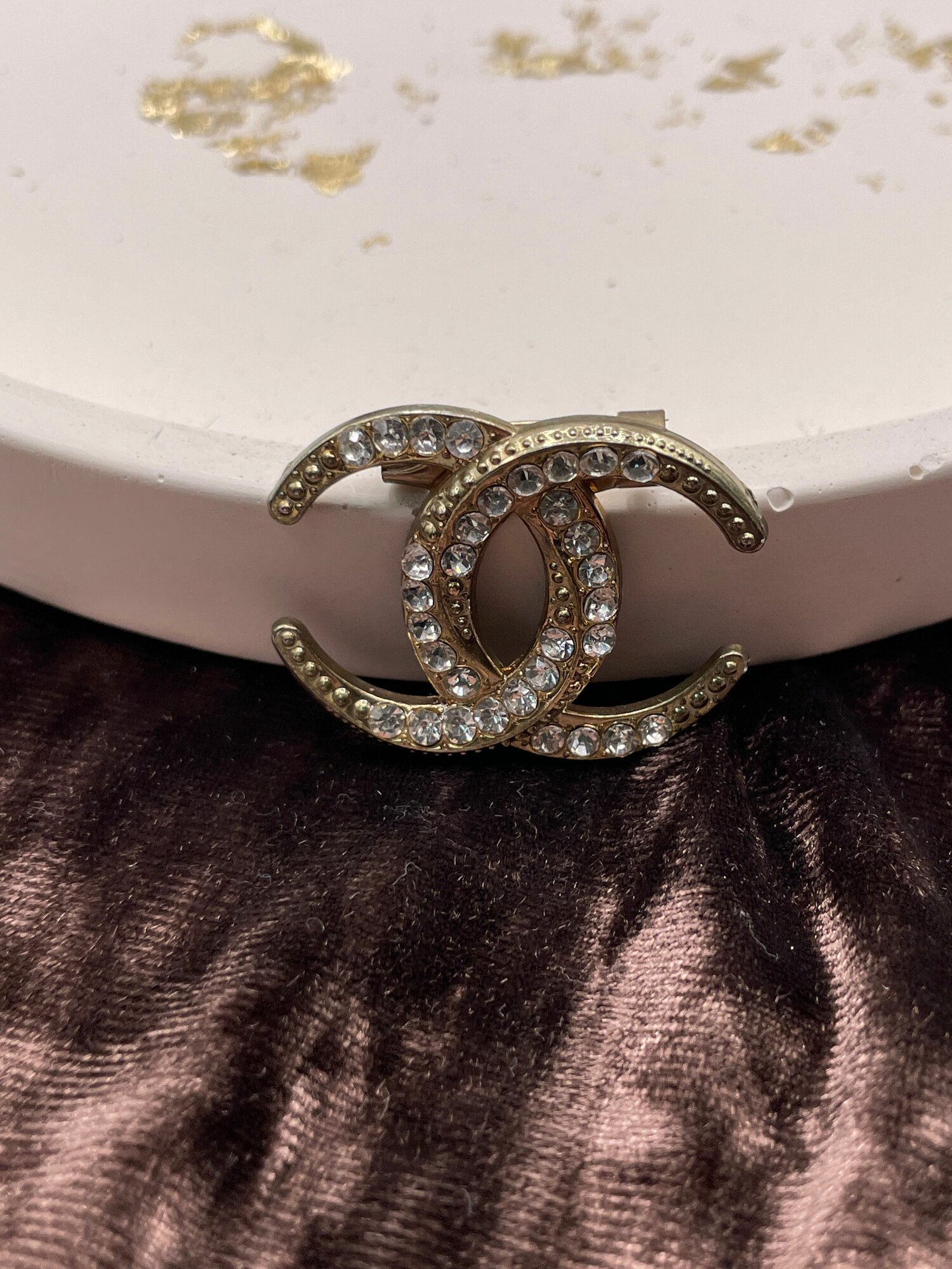 Винтажная брошь с прозрачными выставками