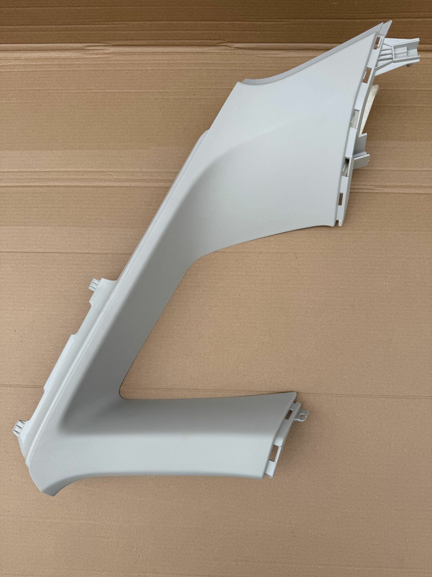 57A867288 Облицовка стойки Skoda Karoq задняя правая, серая, оригинал новая