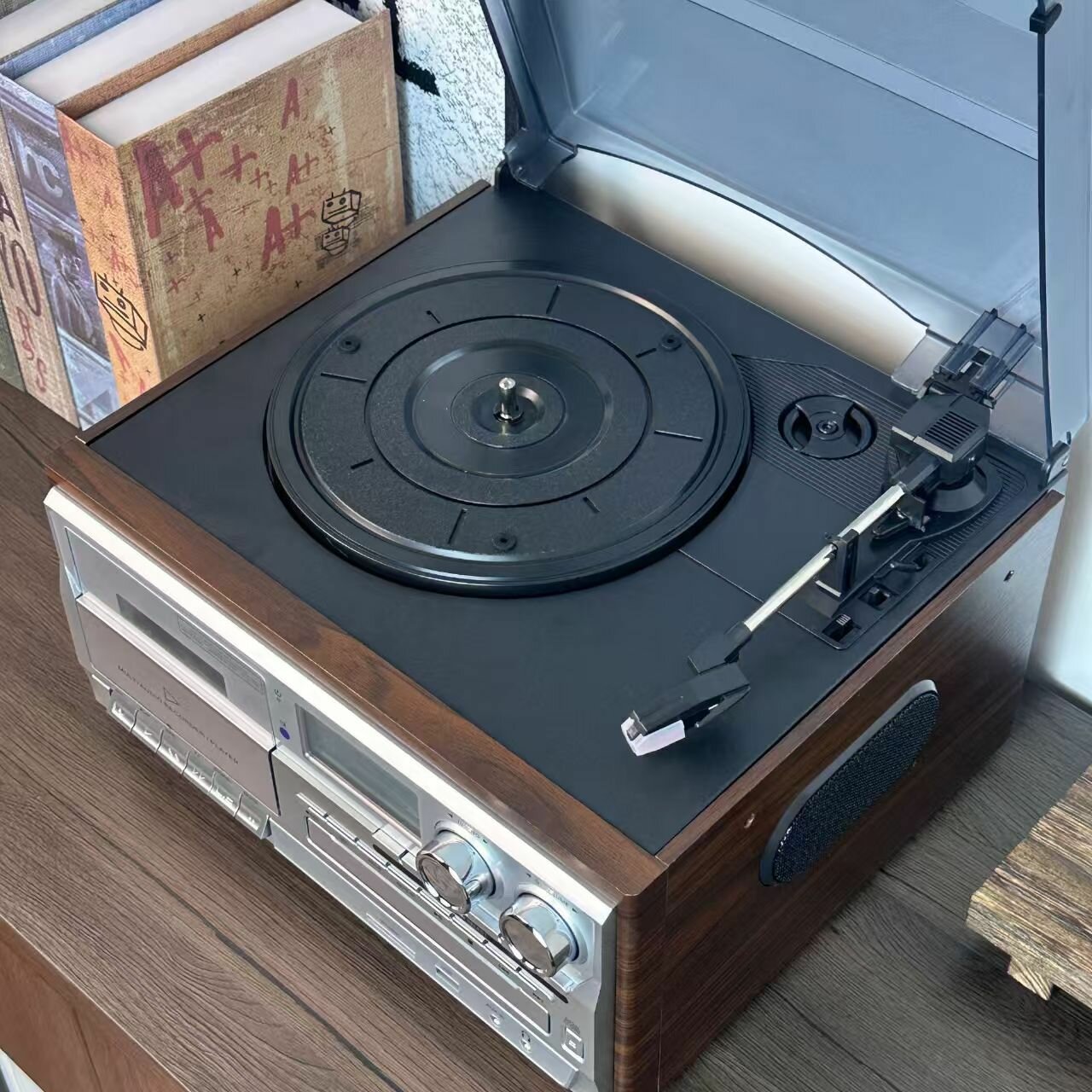 Многофункциональный виниловый проигрыватель CD-плеер с встроенным громкоговорителем в гостинную