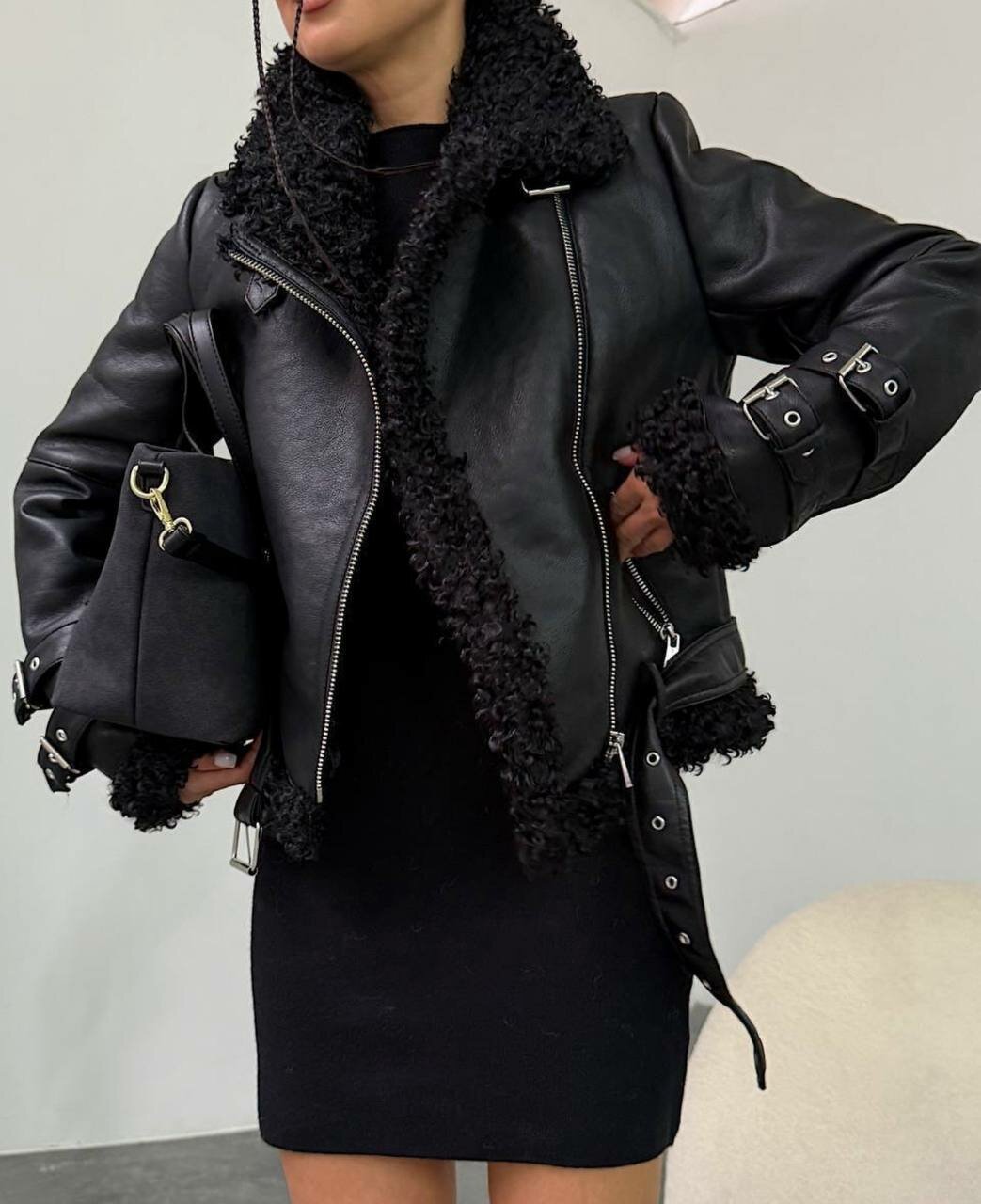 Дублёнка со съемным капюшоном, черный мех