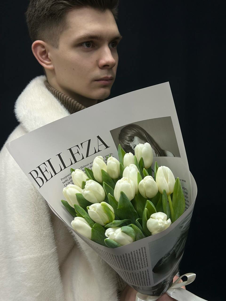 Букет из 15 белых тюльпанов в дизайнерской пленке с атласными лентами