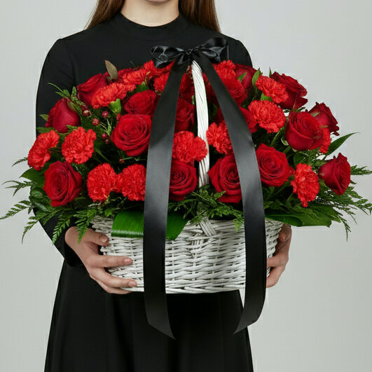 Траурная композиция Мегацвет24 из красных роз и гвоздики в корзине