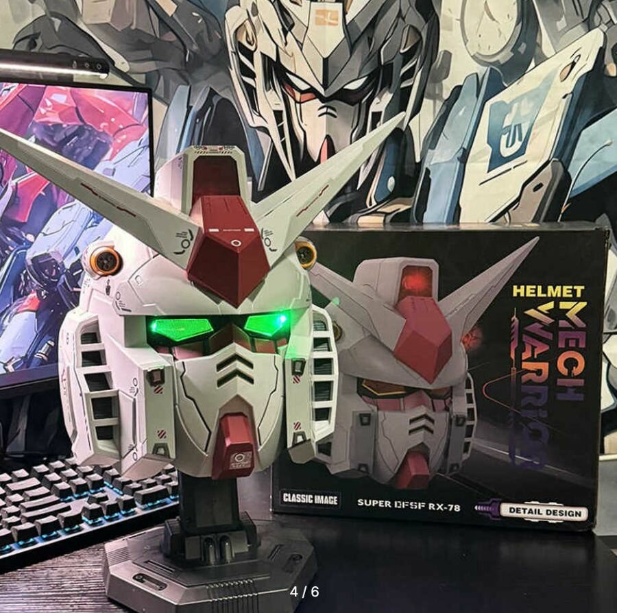 Шлем Gundam RX-78-2 LED-подсветкой глаз и звуковыми эффектами на подставке.