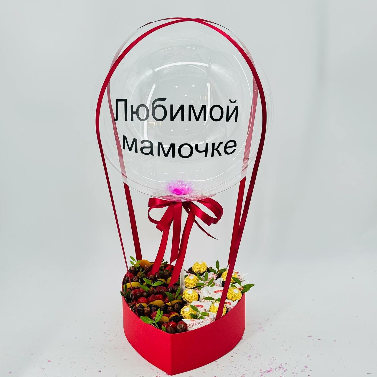 Букет с шаром баблс из сухофруктов и конфет Ферреро Роше, Раффаэлло для мамы. Съедобный подарок для мамы