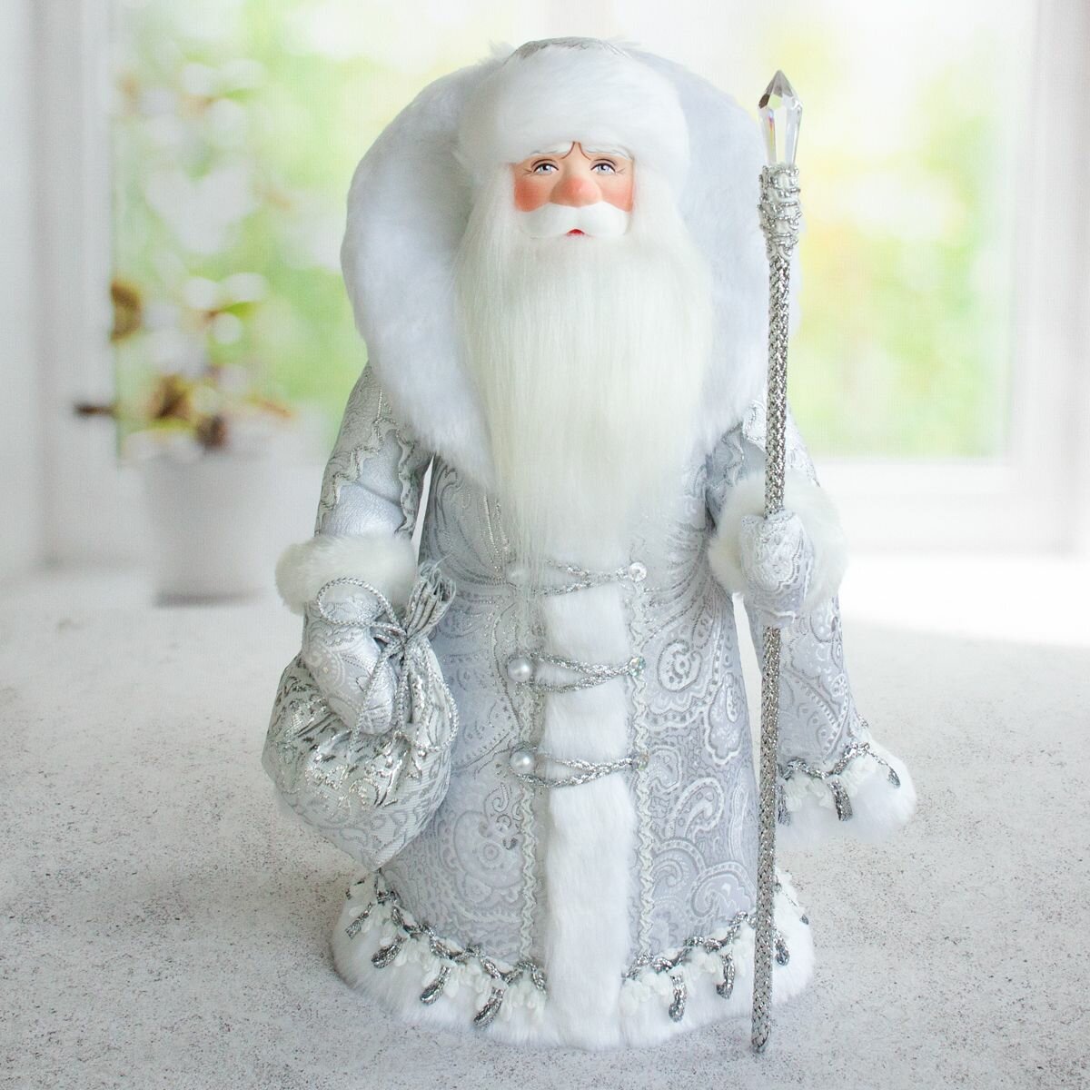 Фигурка под елку Дед Мороз в серебряной шубке 32см.
