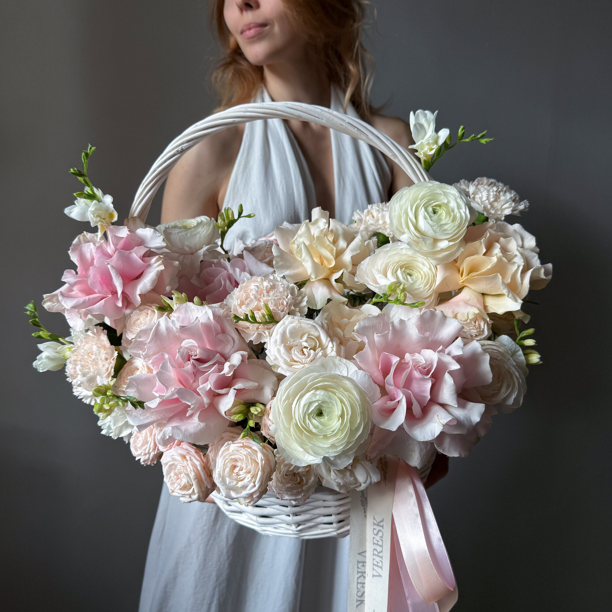 Корзина с ранункулюсами в нежной гамме, размер М. Veresk 844