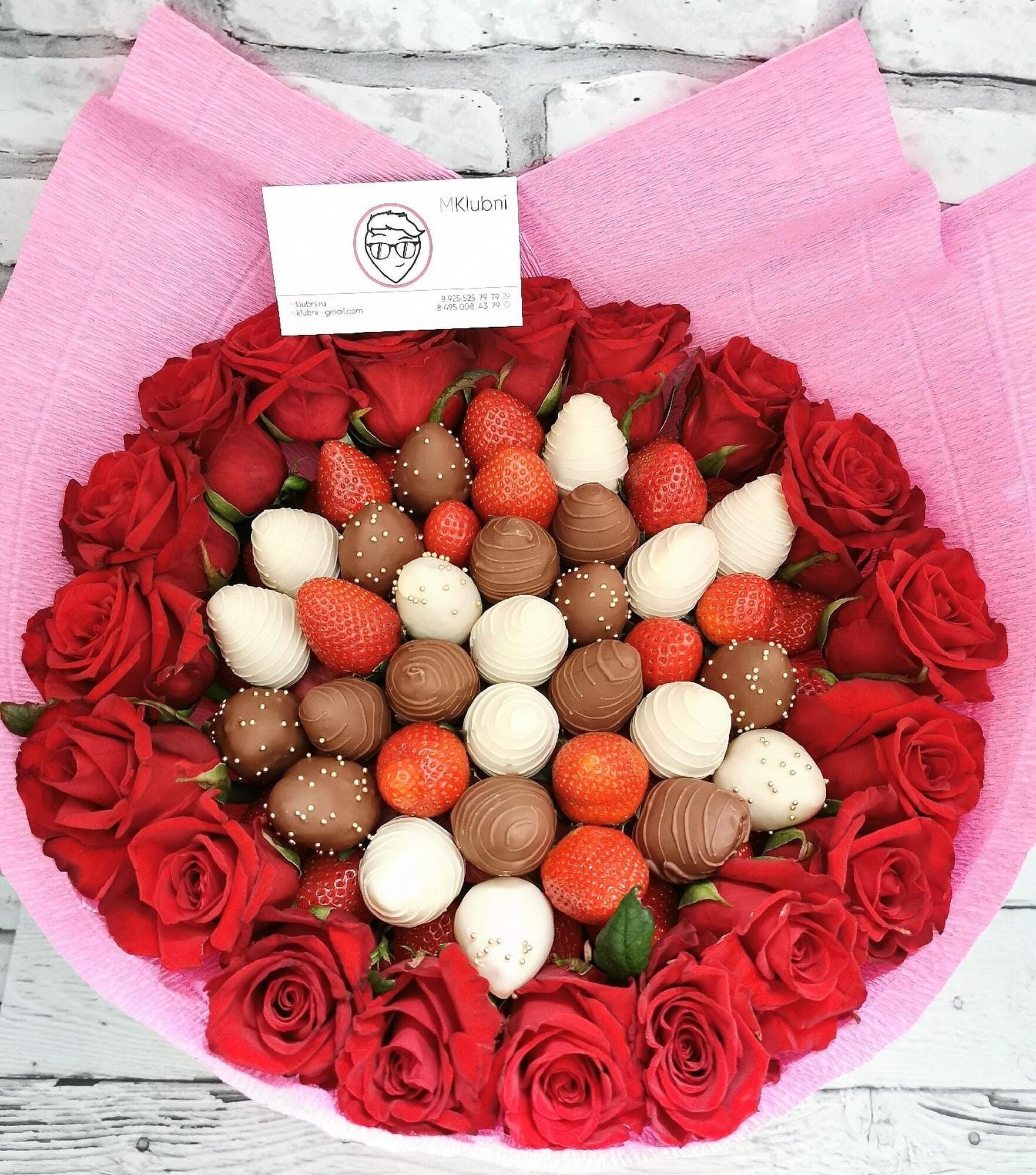 Подарочный букет Mklubni "Royal" из роз, клубники в шоколаде и свежей клубники
